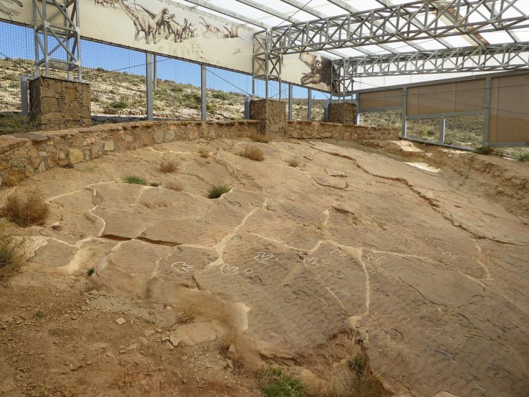 Ruta por el Teruel prehistórico: pinturas rupestres y fósiles de dinosaurio