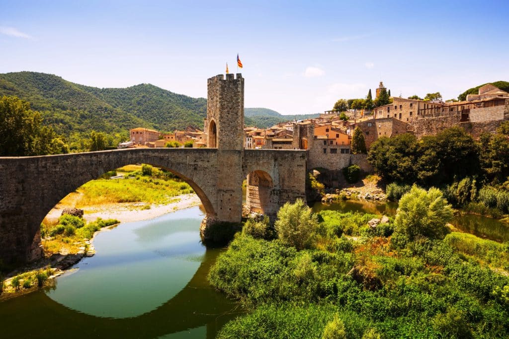 5 razones para visitar Besalú, el pueblo medieval de Girona - EscapadaRural