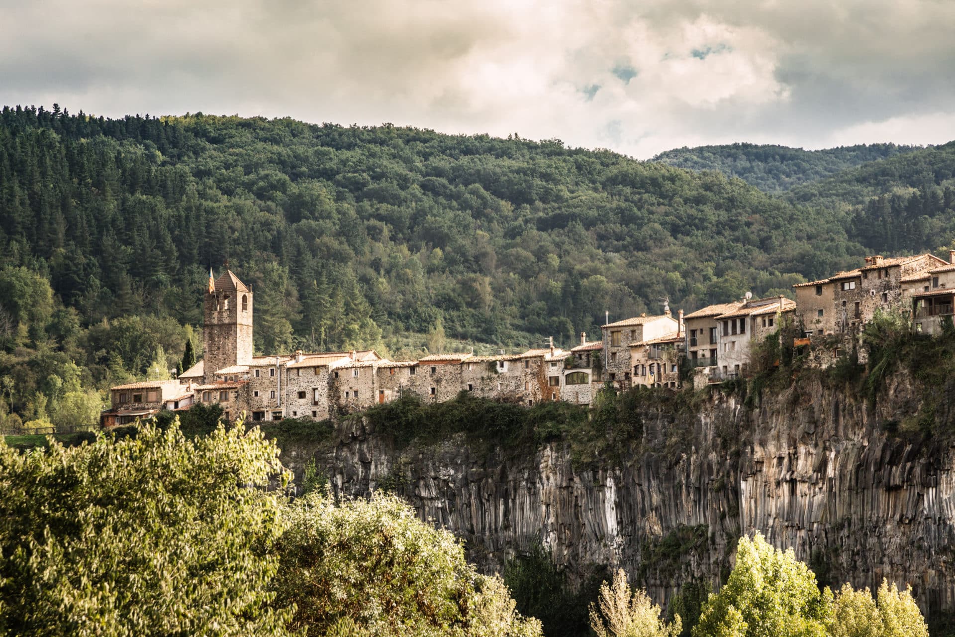 Castellfollit de la Roca, un pueblo sobre un acantilado de basalto