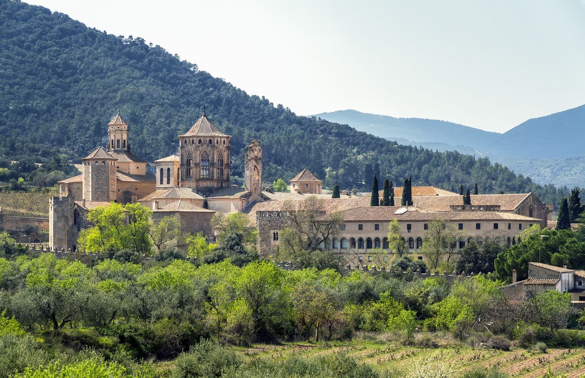 ¿Cómo es dormir en el Monasterio de Poblet? - EscapadaRural