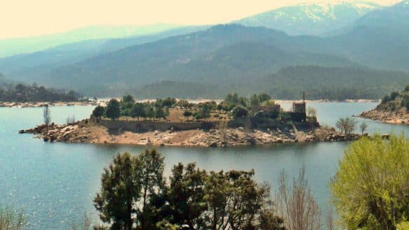 Se alquila castillo en una isla desierta