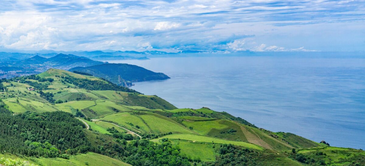 ¿Es esta la mejor ruta de la costa vasca? Txakoli, surf y flysch con ...