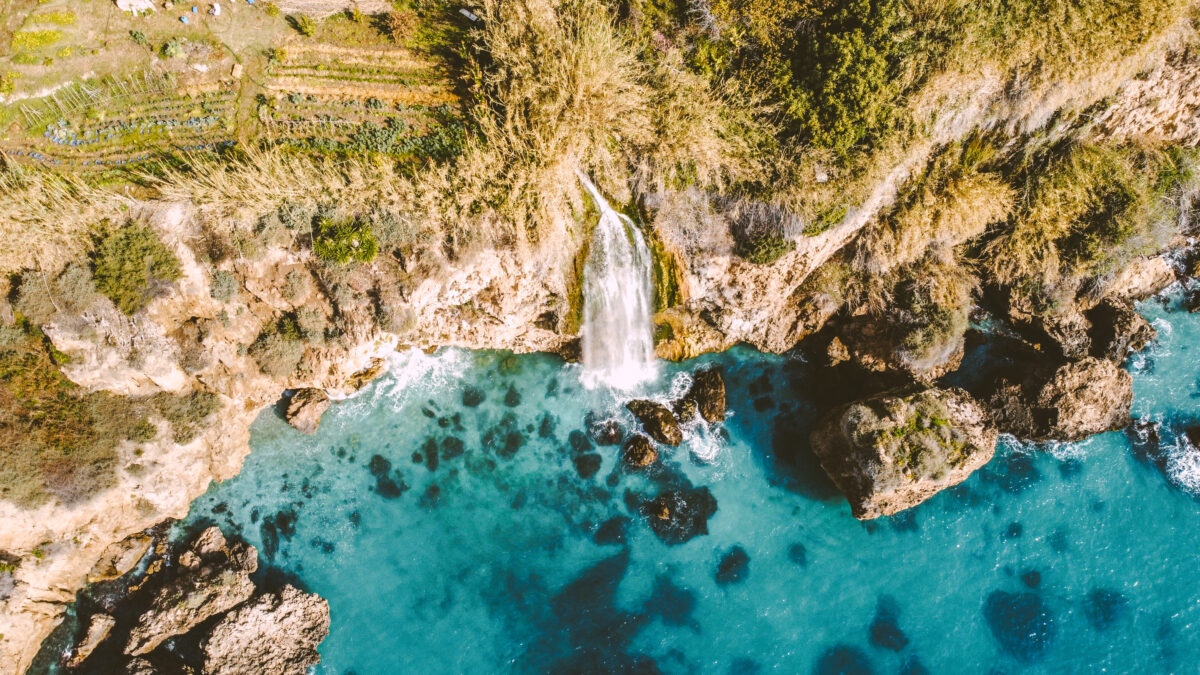 5 impresionantes cascadas que acaban en el mar - EscapadaRural