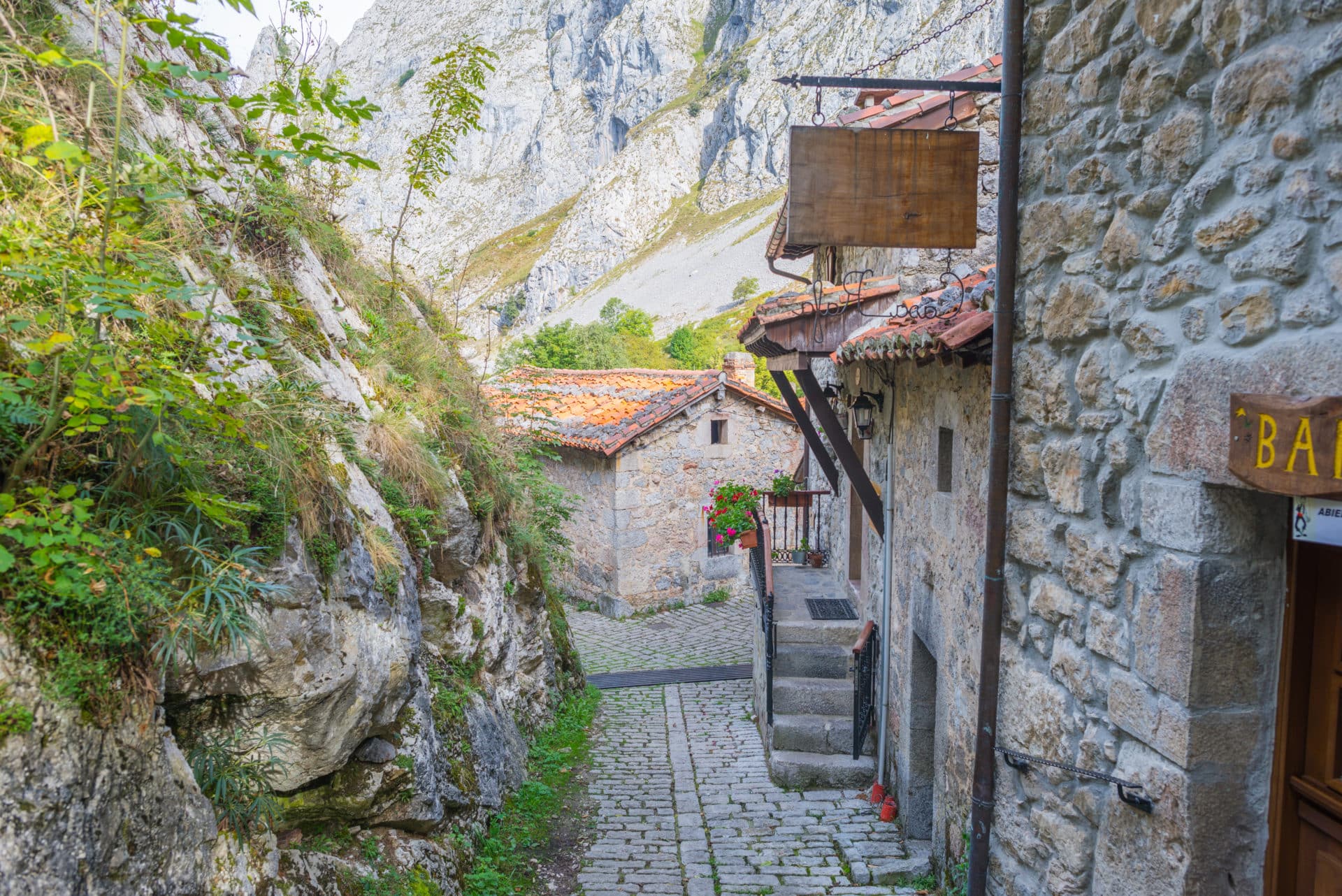 Así es Bulnes, el pueblo sin carretera y a la sombra del “Naranjo”