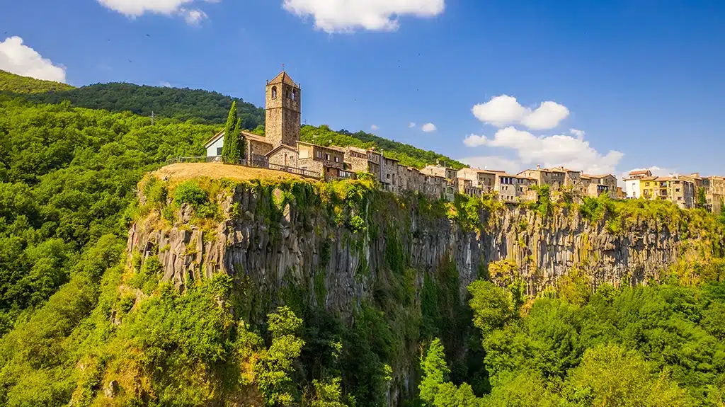 Qué ver en Castellfollit de la Roca, el pueblo medieval construido ...