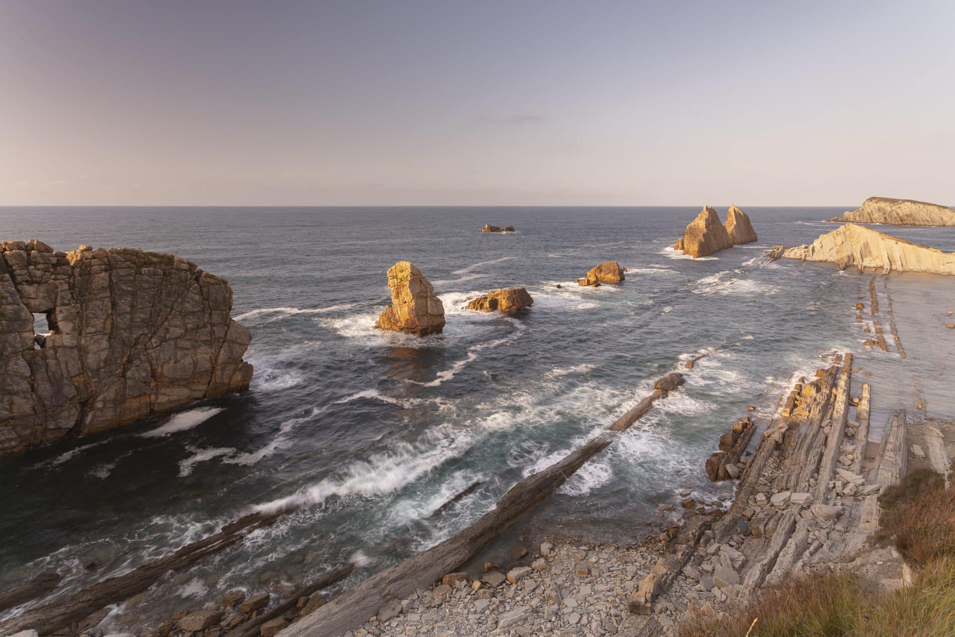Costa Quebrada: acantilados y playas vírgenes