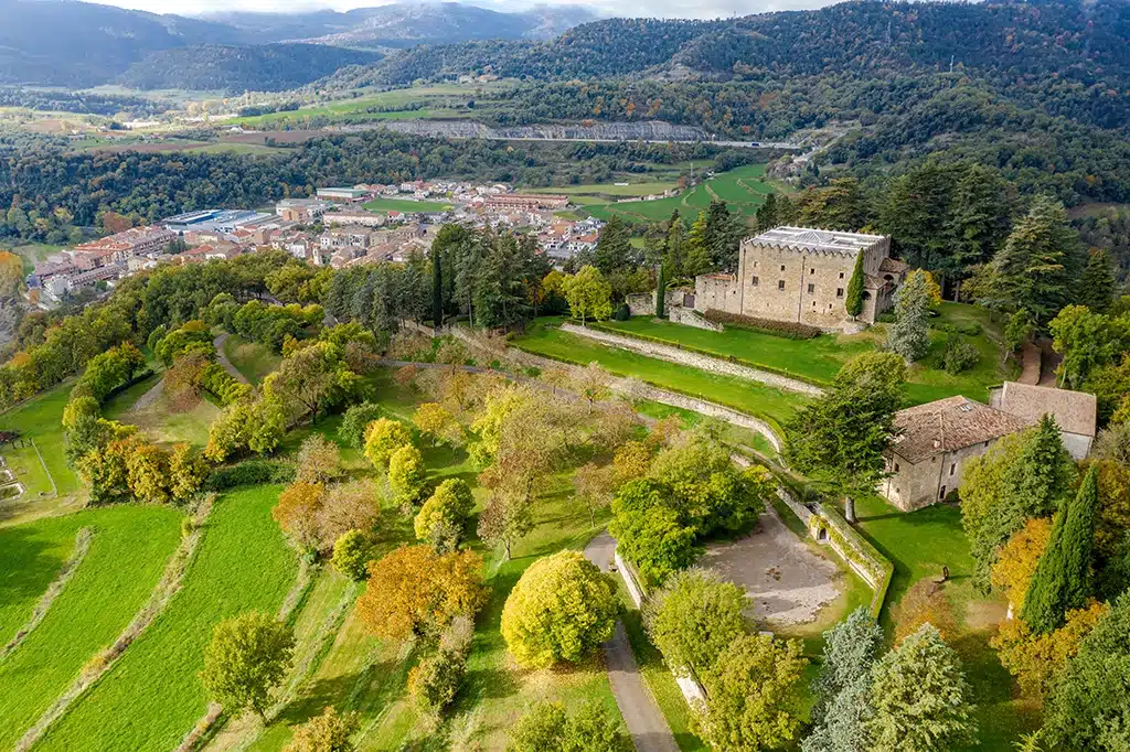 Qué ver en Vidrà: castillos, cascadas y un santuario que parece tocar ...