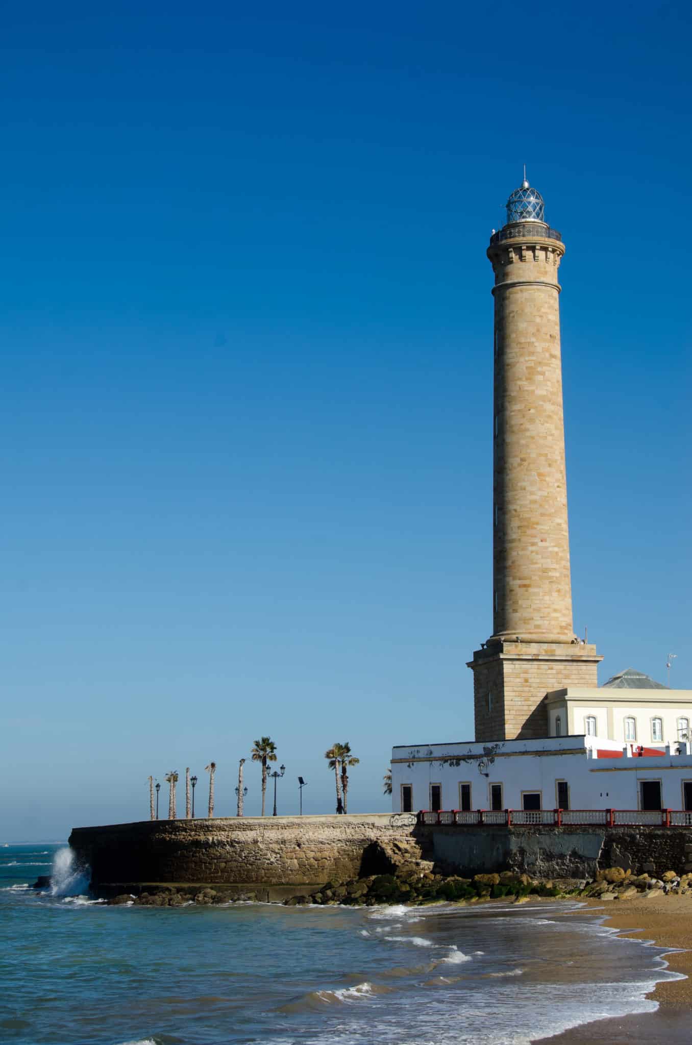 La historia del faro de Chipiona, el más alto de España