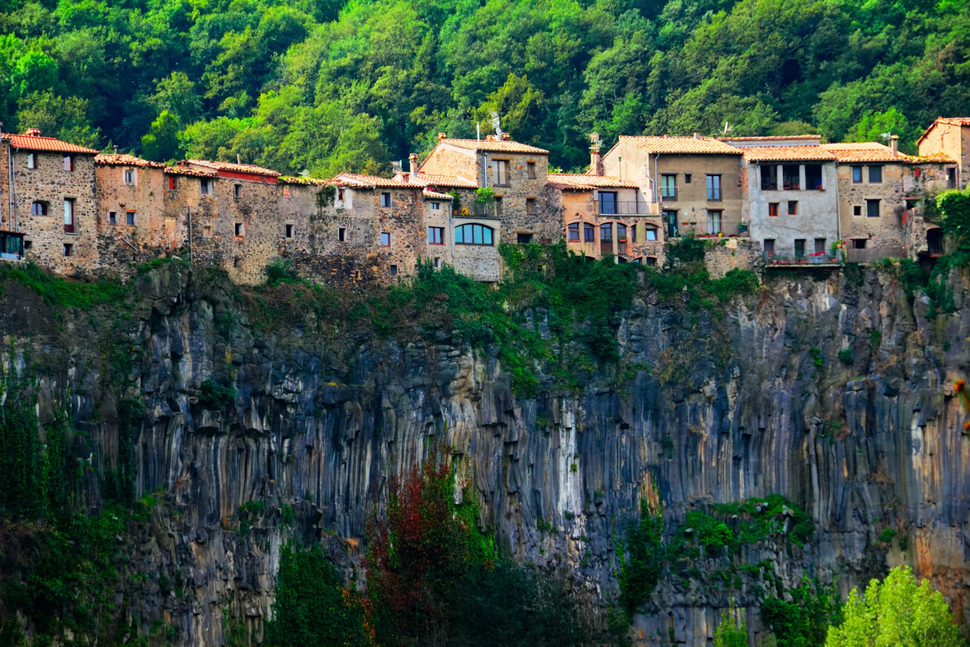 Qué ver en Castellfollit de la Roca, el pueblo medieval construido ...