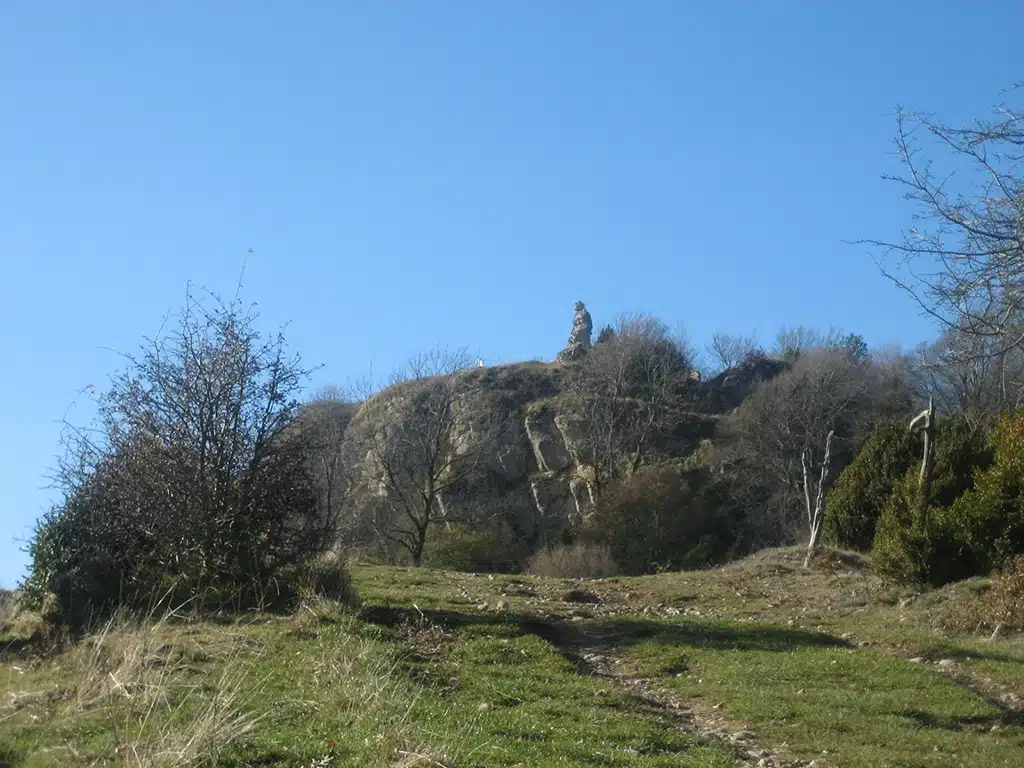 Qué ver en Vidrà: castillos, cascadas y un santuario que parece tocar ...