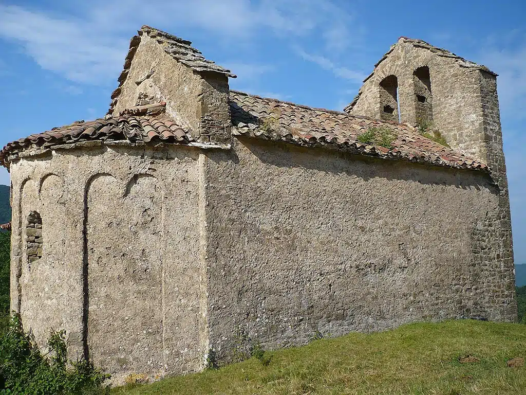 Qué ver en Vidrà: castillos, cascadas y un santuario que parece tocar ...