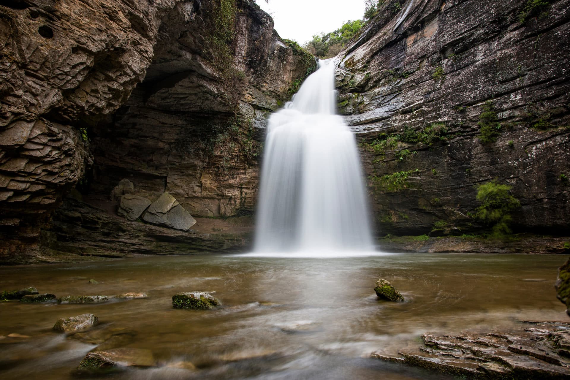 La Foradada de Cantonigròs: la cascada a la que se accede por un "agujero"