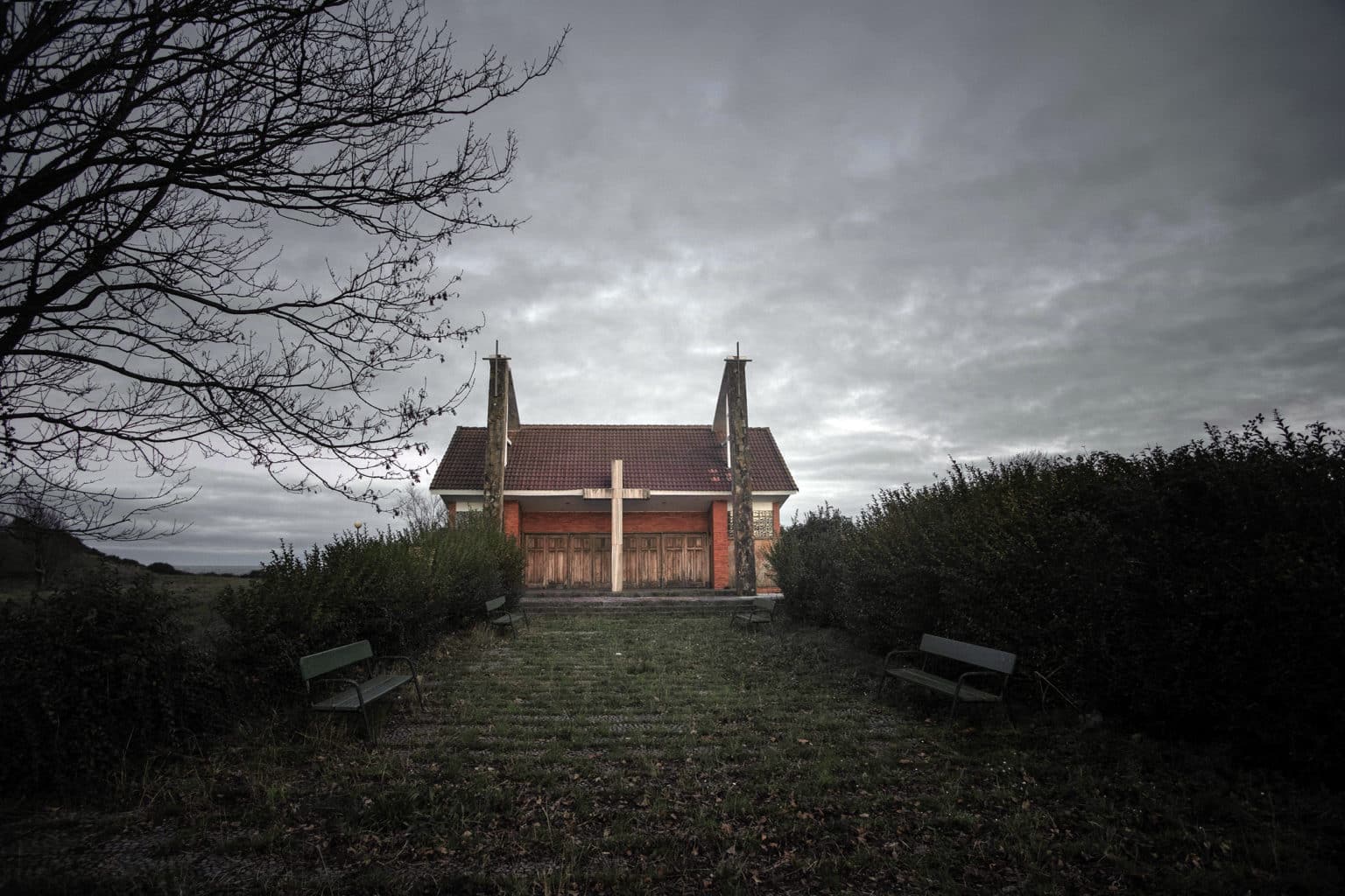 Perlora, la ciudad de vacaciones abandonada frente al mar