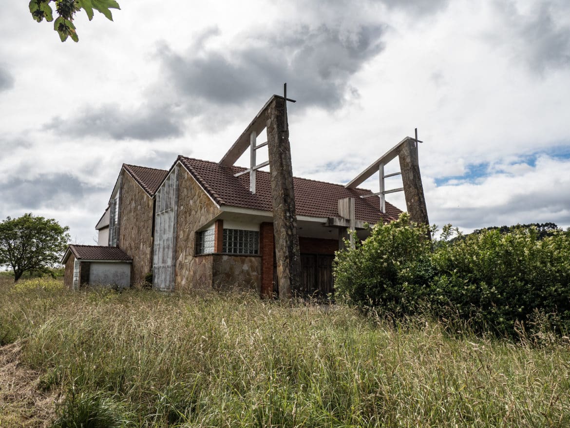 Perlora, la ciudad de vacaciones abandonada frente al mar