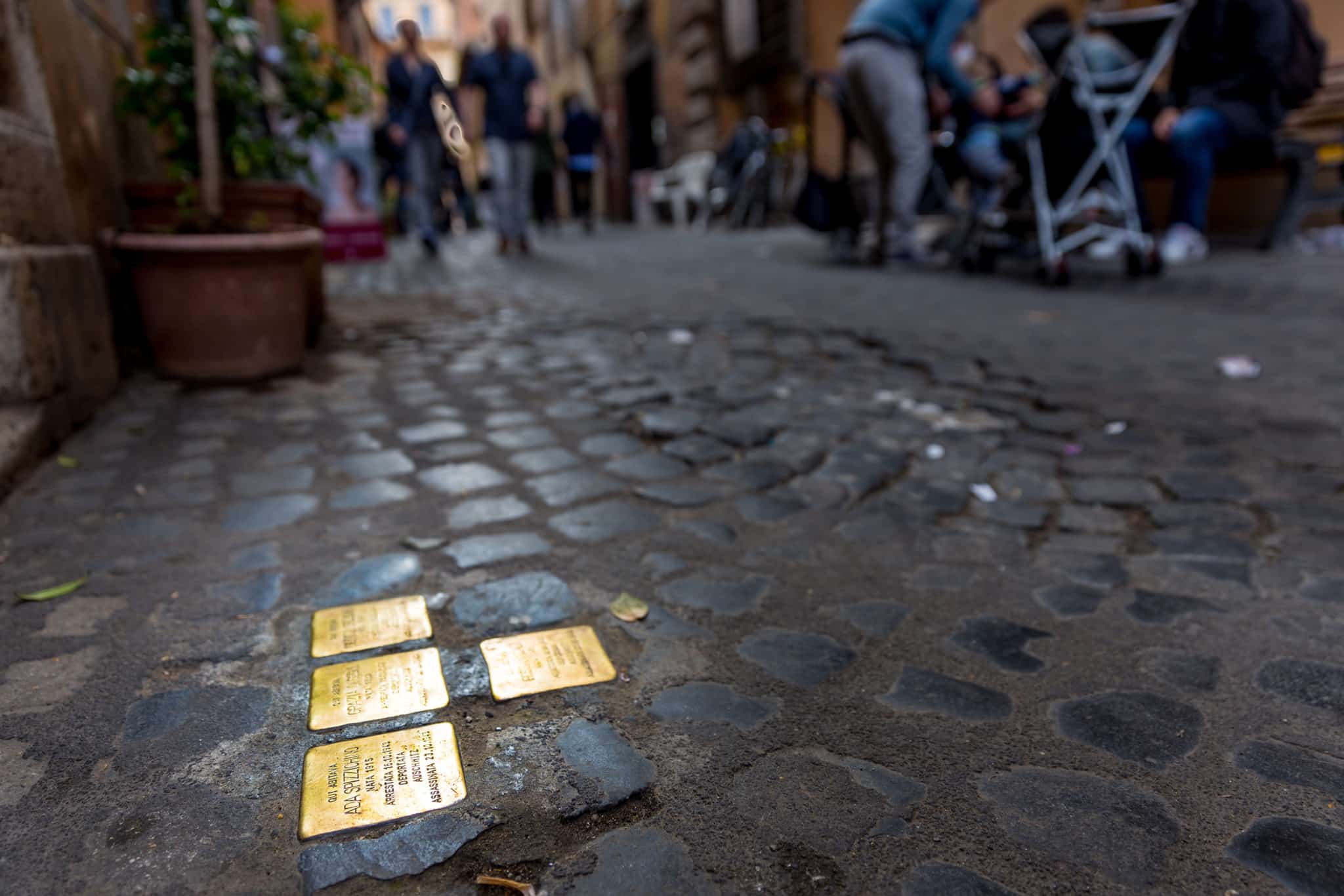 Las placas Stolpersteine que recuerdan a víctimas del Holocausto