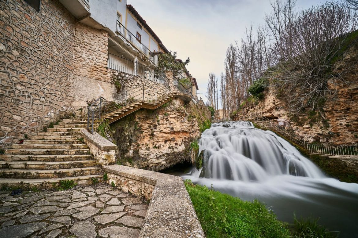 Trillo, el pueblo atravesado por una cascada que enamoró a Camilo José Cela