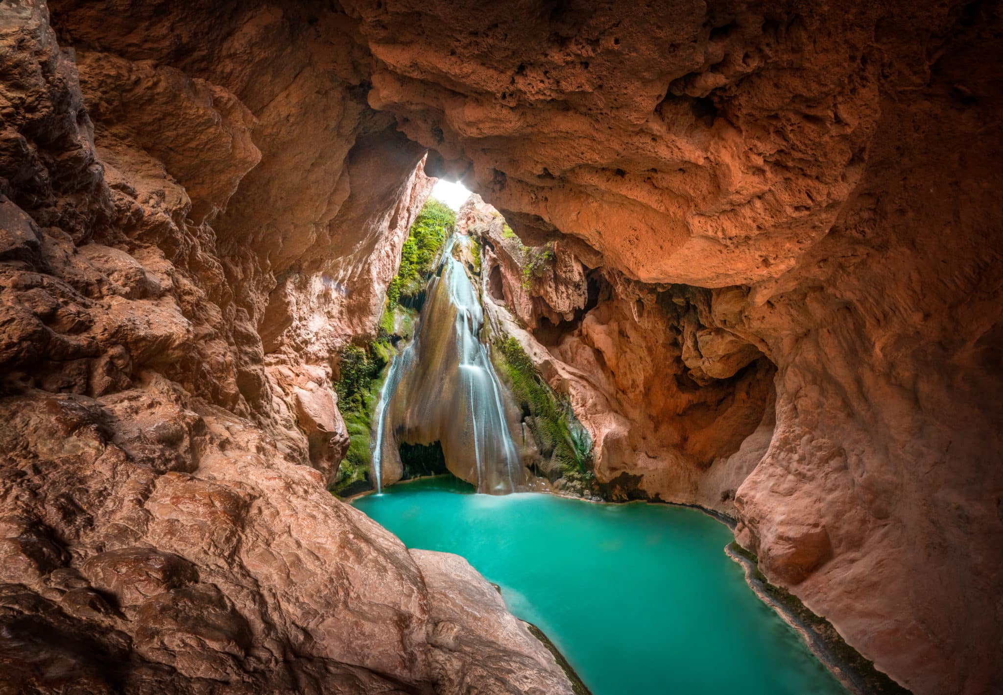 Ruta a la cascada de Bercolón, una joya turquesa escondida