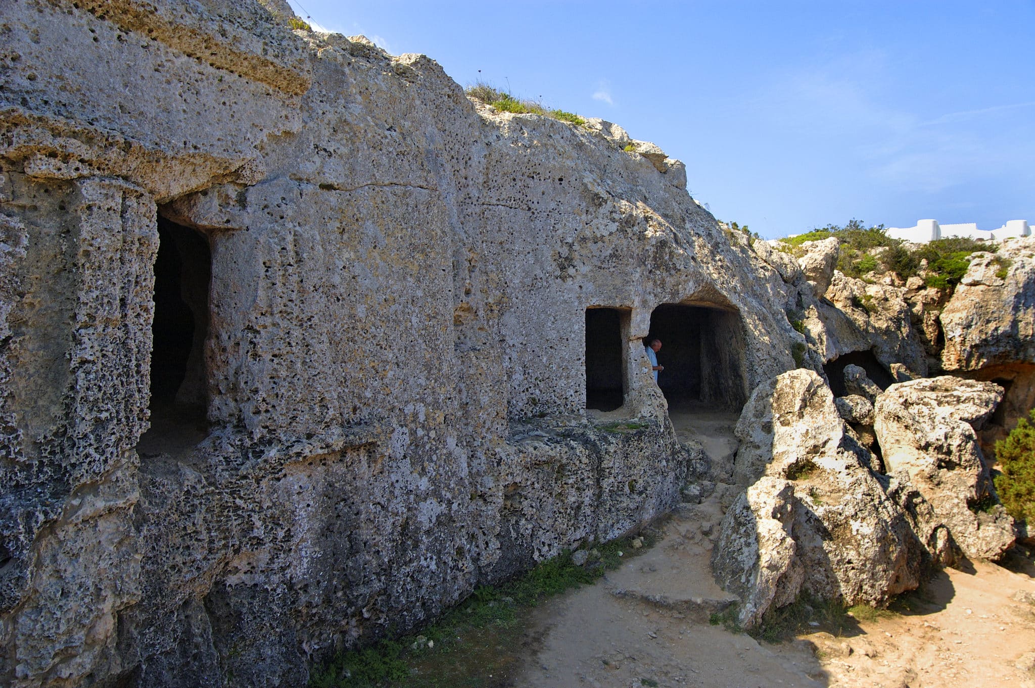 Cala Morell: una antigua ciudad de los muertos entre aguas turquesas