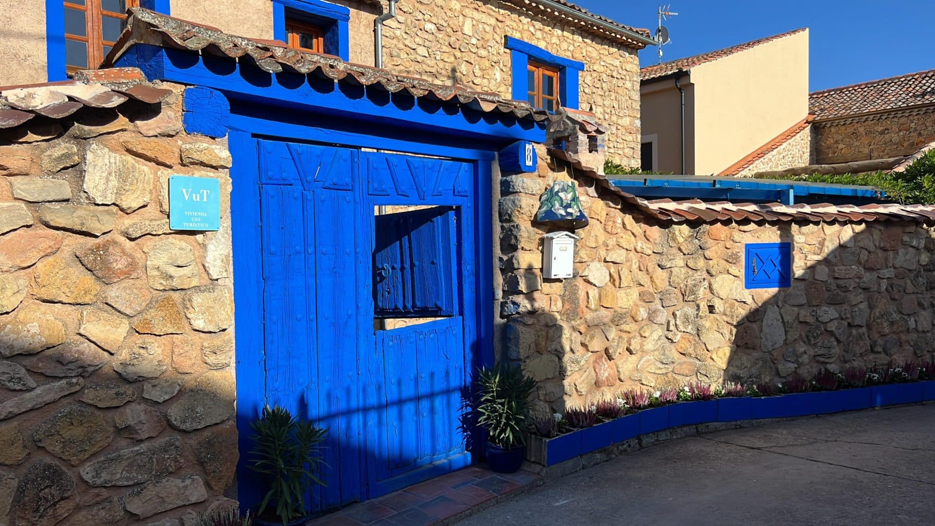 La casa azul de los Bosé ya está abierta al turismo rural
