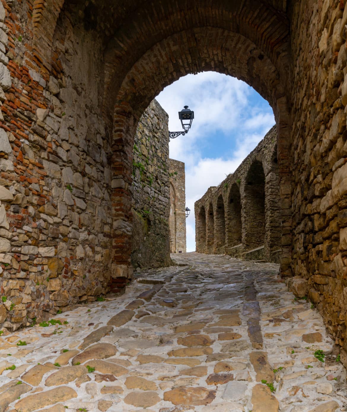 Castellar de la Frontera, el pueblo edificado dentro de los muros de un castillo