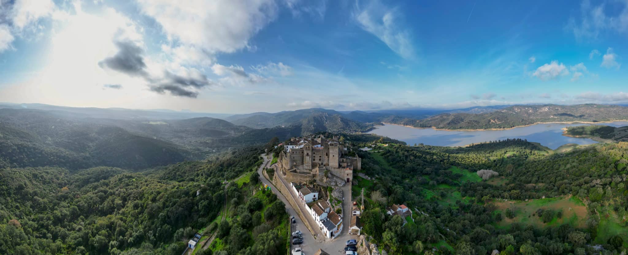 Castellar de la Frontera, el pueblo edificado dentro de los muros de un castillo
