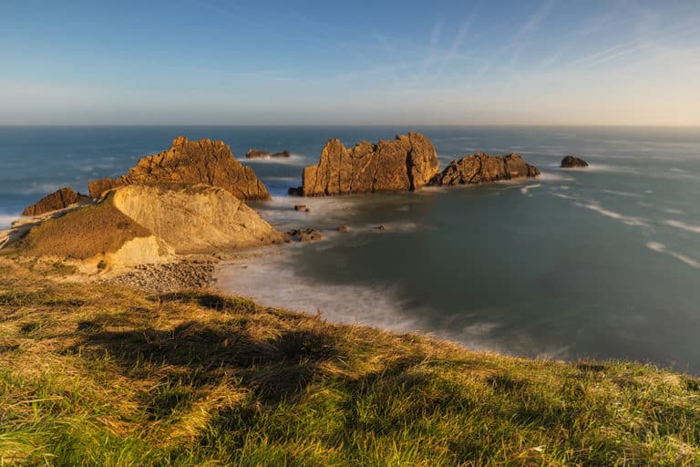 Costa Quebrada: acantilados y playas vírgenes