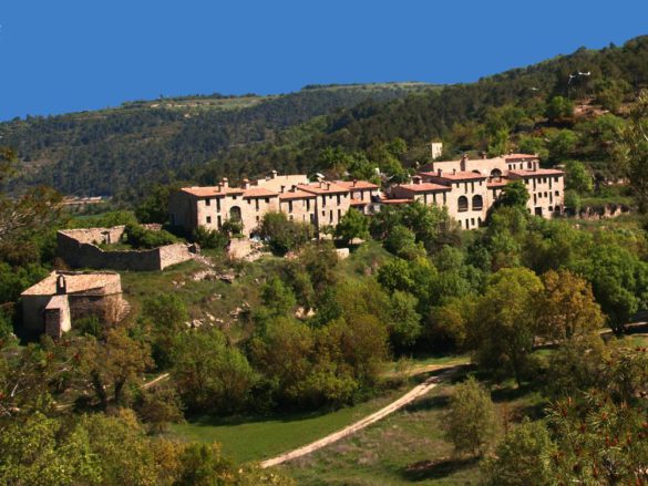 El Fonoll: una aldea abandonada reconvertida en pueblo naturista