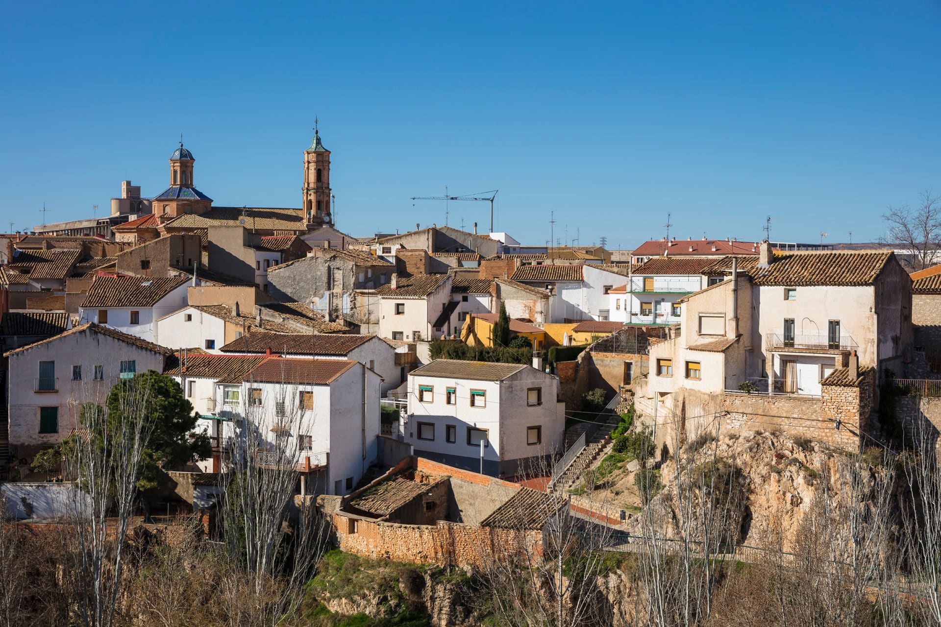 Muel, el pueblo de la cerámica, con una cúpula de Goya y cascadas
