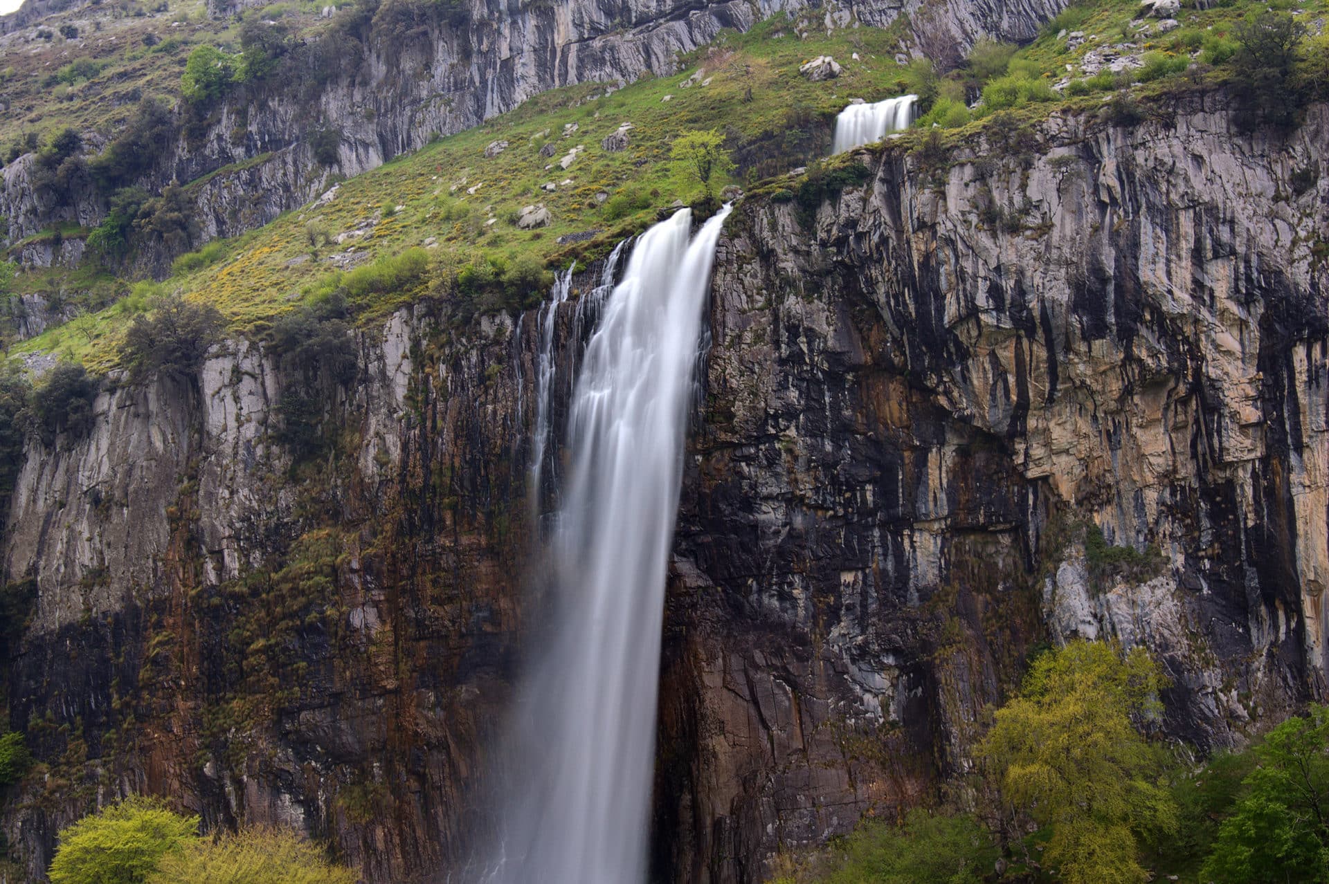 Ruta al nacimiento del río Asón: el salto de 70 metros donde hay un hada atrapada