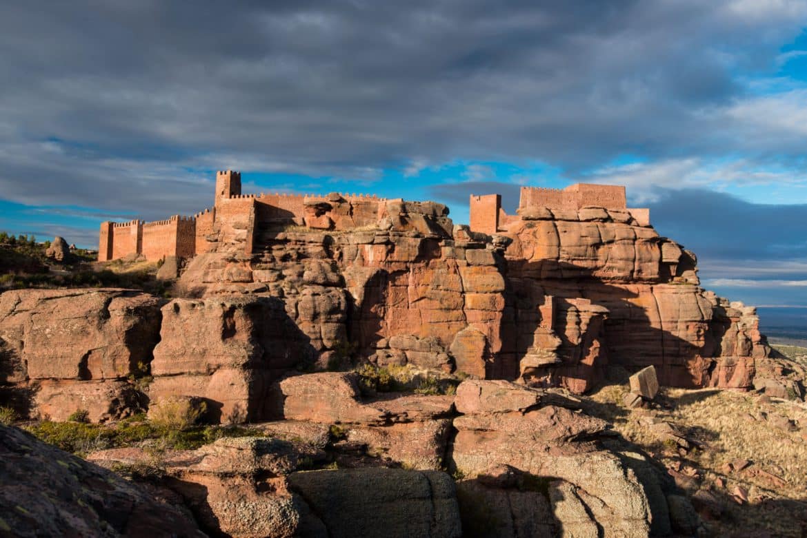 El castillo de Peracense: la gran fortaleza roja de Teruel