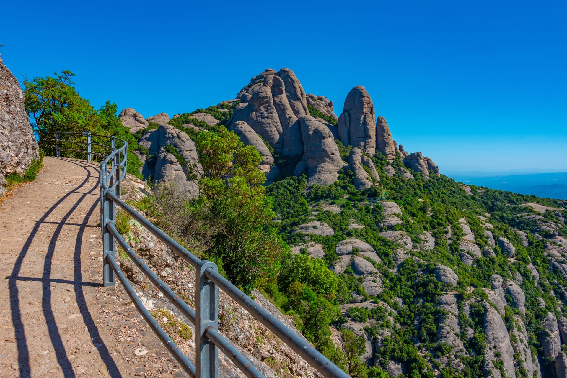 Rutas por el macizo de Montserrat: la montaña más emblemática de Cataluña