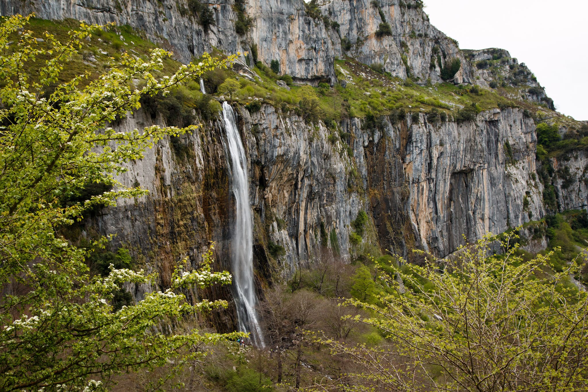 Ruta al nacimiento del río Asón: el salto de 70 metros donde hay un ...