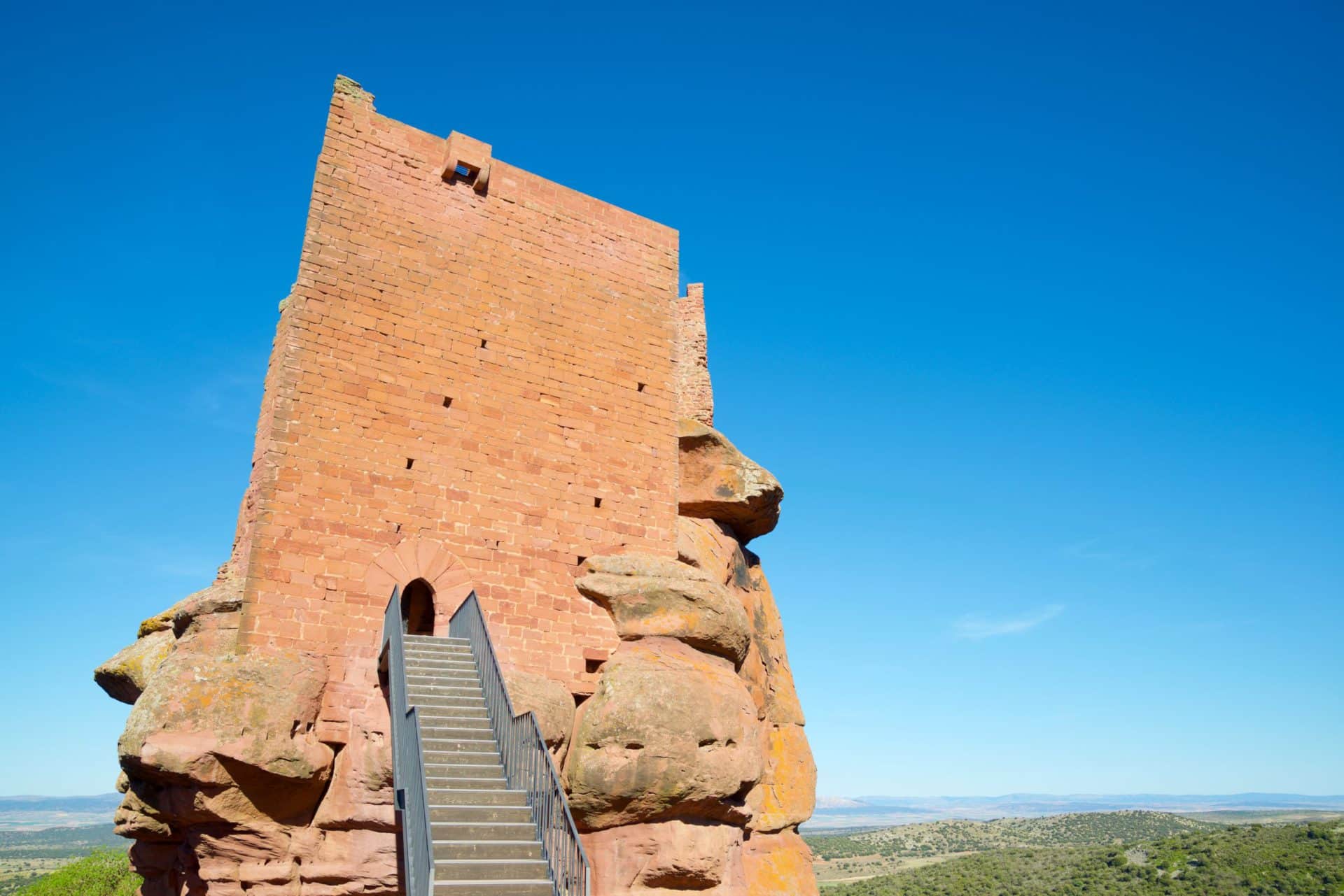 El castillo de Peracense: la gran fortaleza roja de Teruel