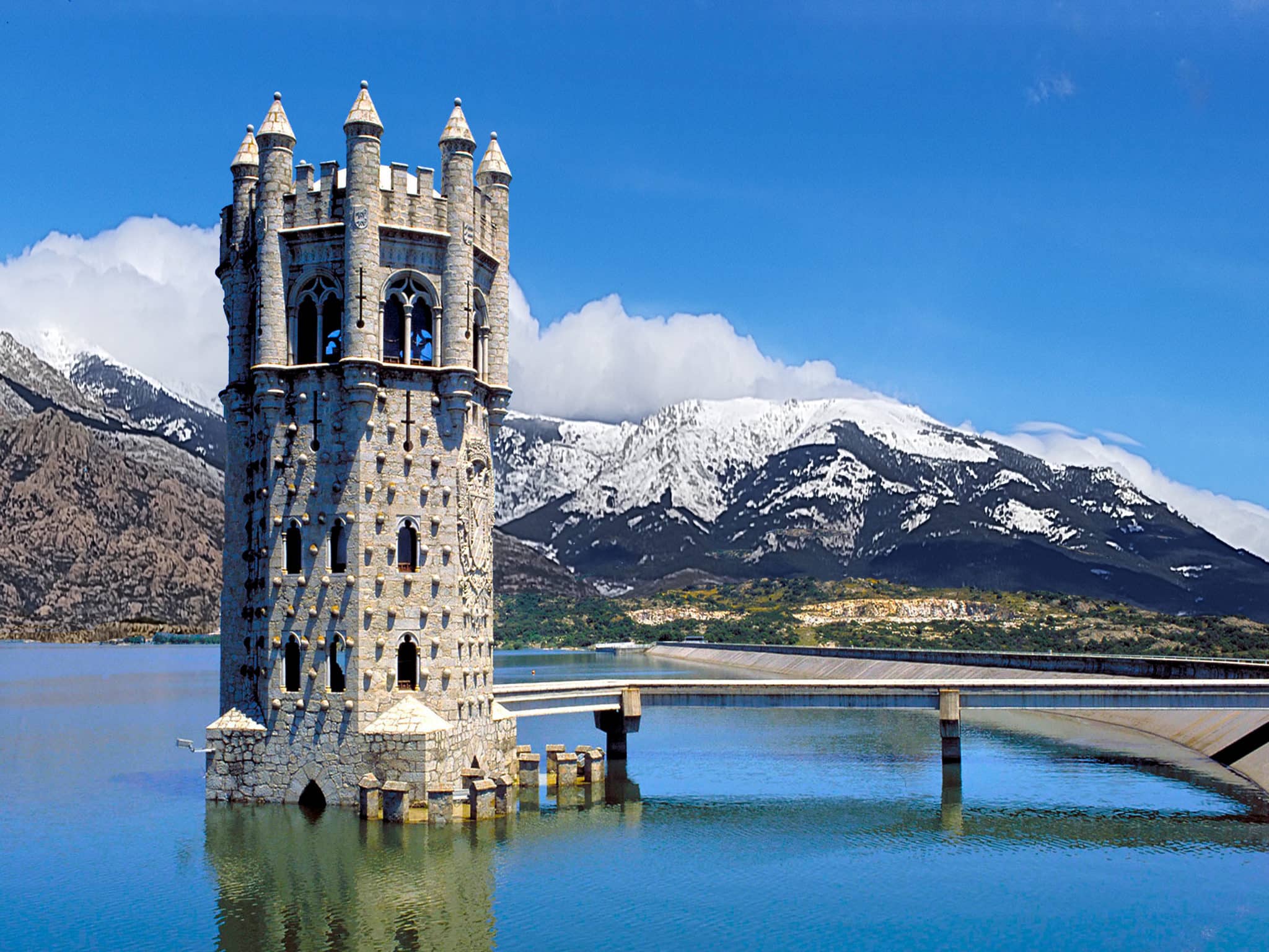 La "torre de Belem" española del embalse de Santillana